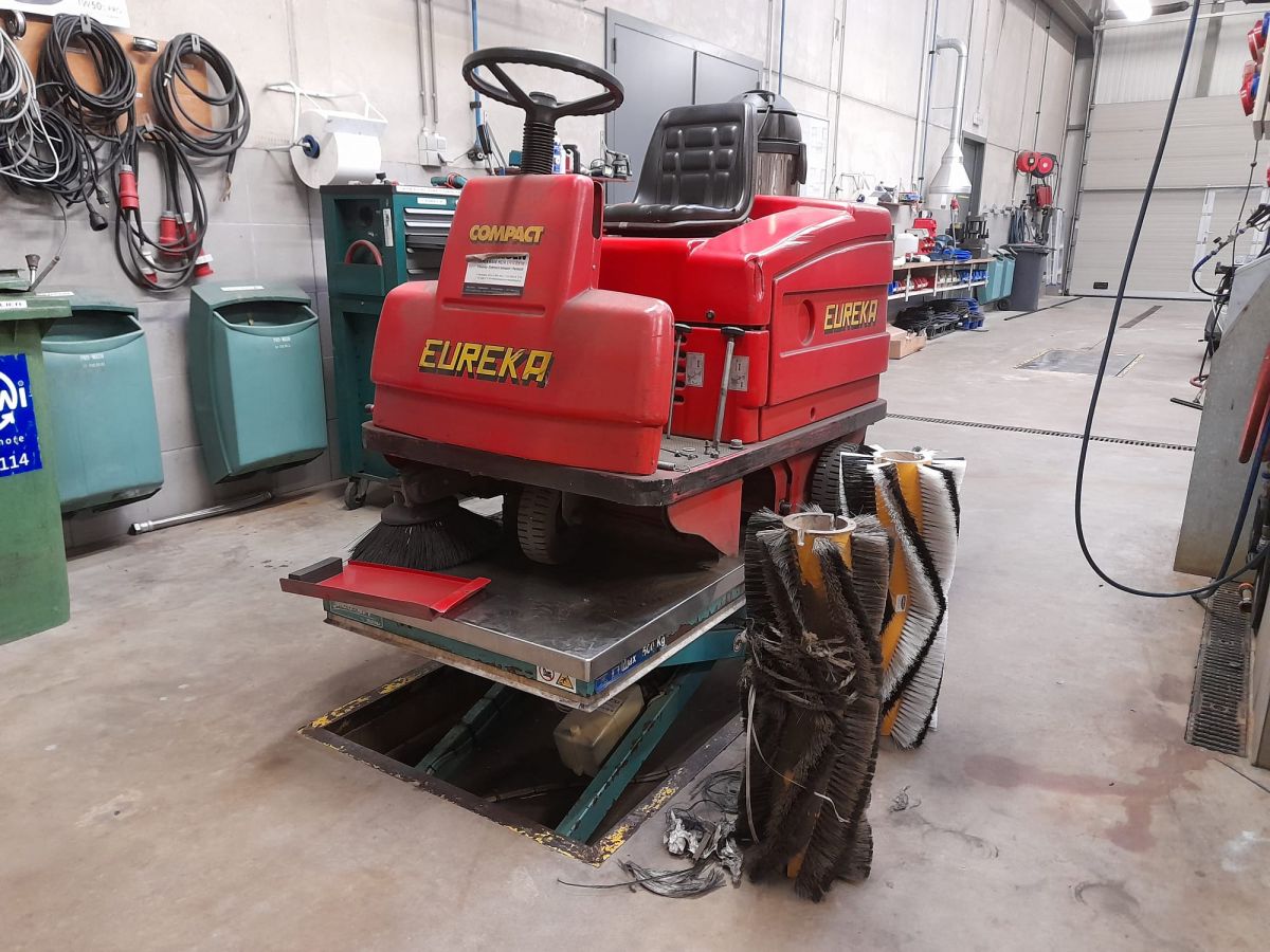 Onderhoud aan een EUREKA COMPACT veegmachine gekoppeld aan een verkoop. | Eureka Floorcare